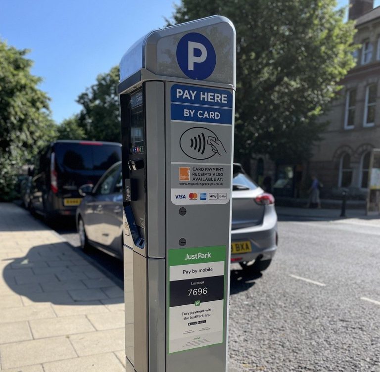 「charge」ってどういう意味？日本語と英語における意味の違いや使用されるシーンについて徹底解説！| Kimini英会話