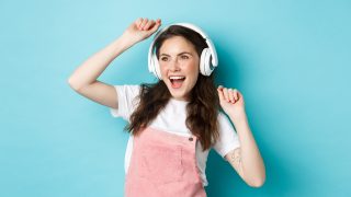 「キャッチー」ってどんな意味？”catchy”の正しい使い方と言い換え表現を紹介！| Kimini英会話