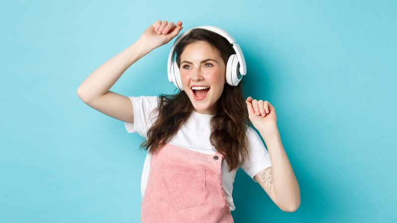 「キャッチー」ってどんな意味？”catchy”の正しい使い方と言い換え表現を紹介！| Kimini英会話