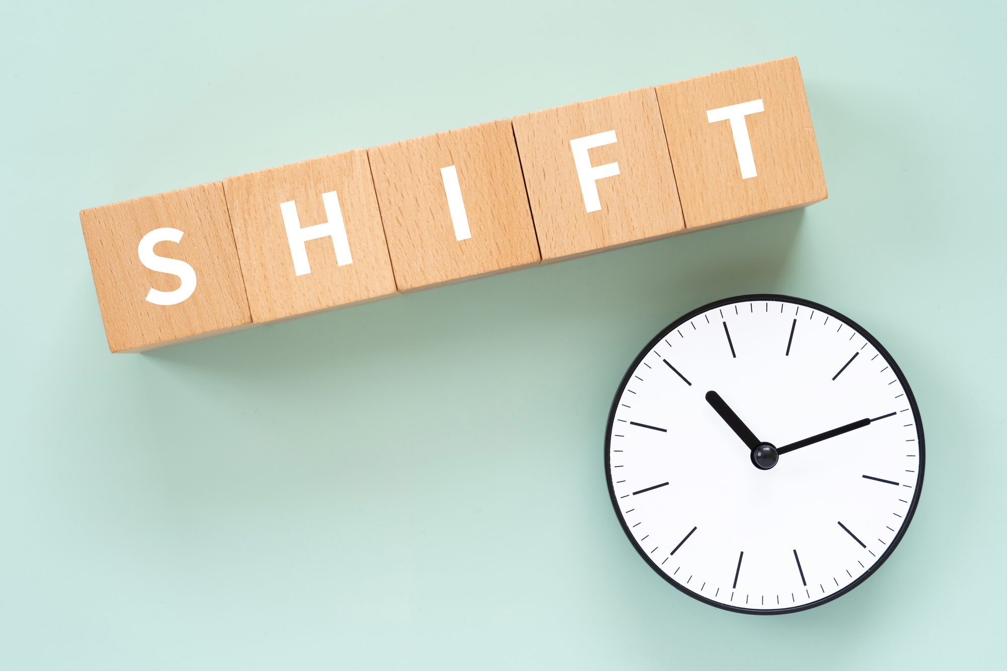 “shift”の意味は「移す」だけではない？”shift”の意味をまるっと理解！| Kimini英会話