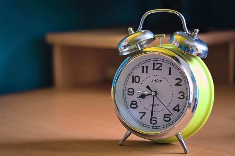 awakeの意味とは？目が覚めている状態を表す英語、wakeとget upとの違いも解説| Kimini英会話