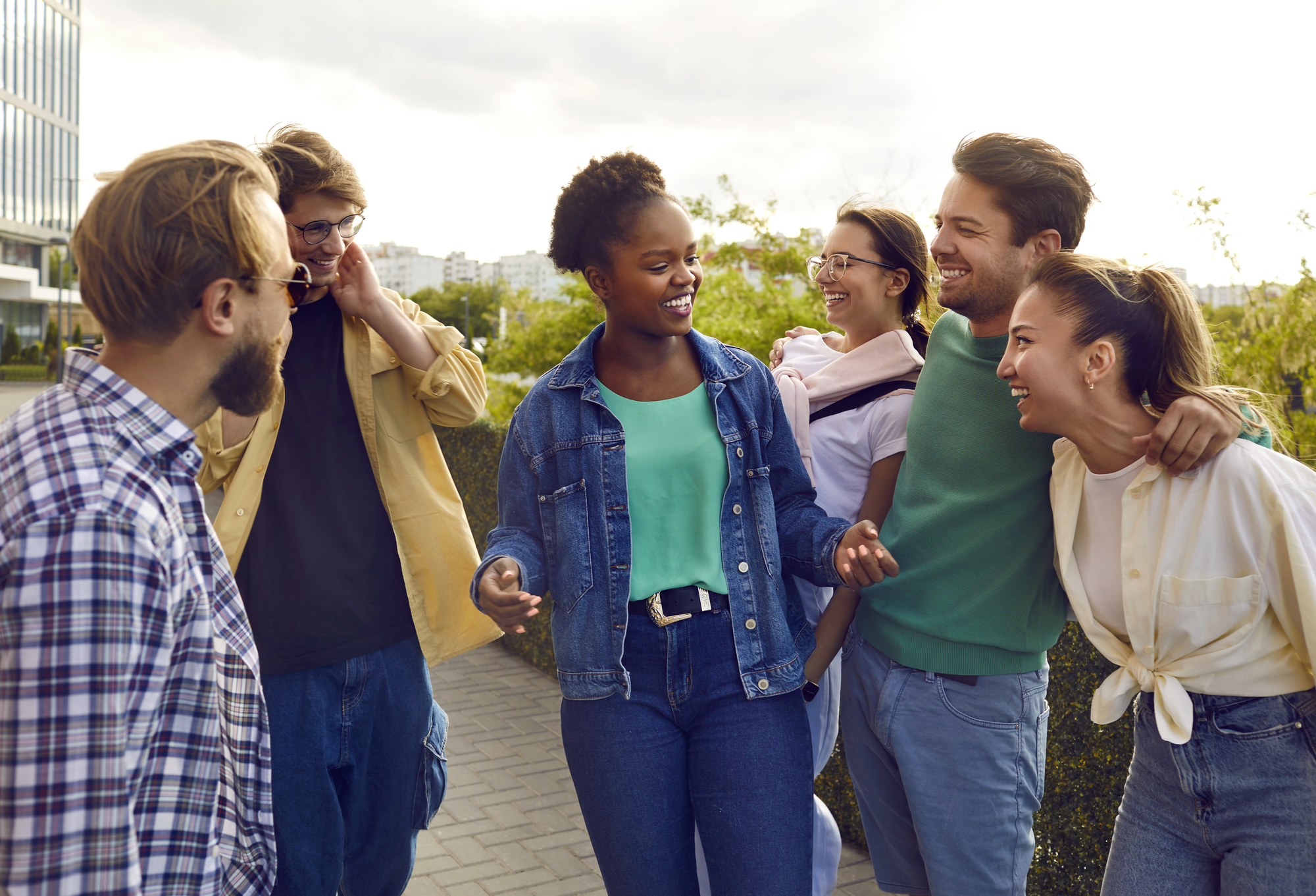 “hang out”はどういう意味？”play”や”go out”との違いも紹介| Kimini英会話