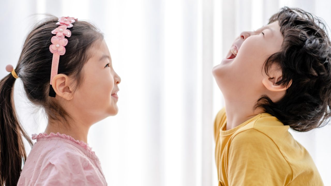 “make up”は「化粧」だけじゃない？友人間や職場でも使えるその他の用法も紹介| Kimini英会話